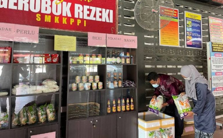 Gerobok Rezeki Bantu Pelajar Susah Di Sekolah, Tindakan Guru Ini Patut ...